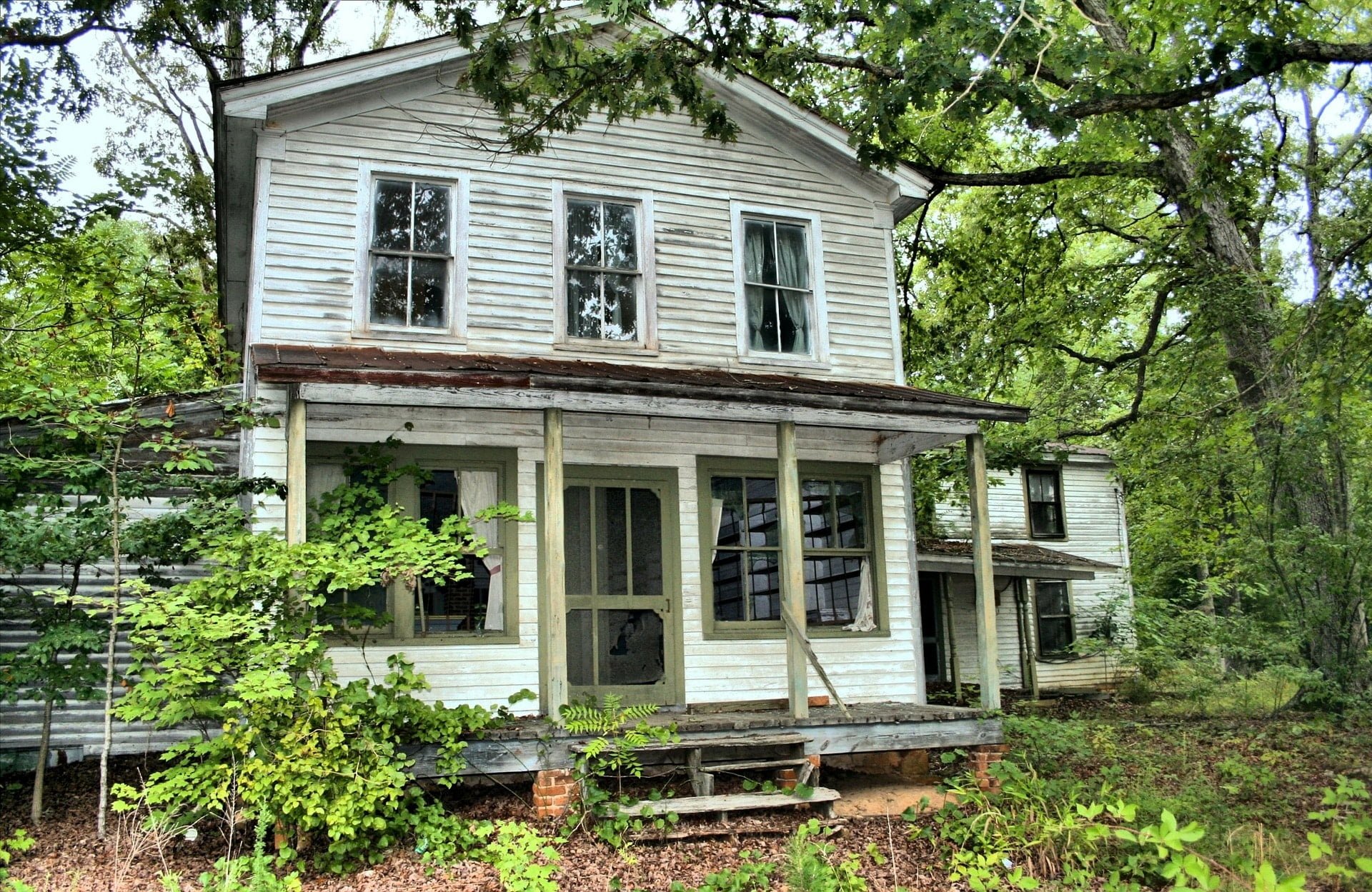 Shocking Facts: How Abandoned Houses Lower Your Property Value | HomeGo